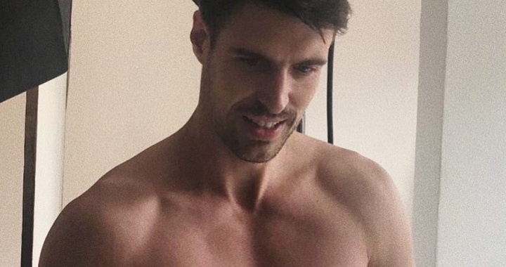 Esta es la táctica para ligar que más le funciona a Uri Sabat ...