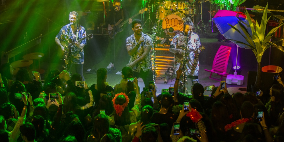 Revive la fiesta hawaiana a todo color de Bombai | Fotogalería ...