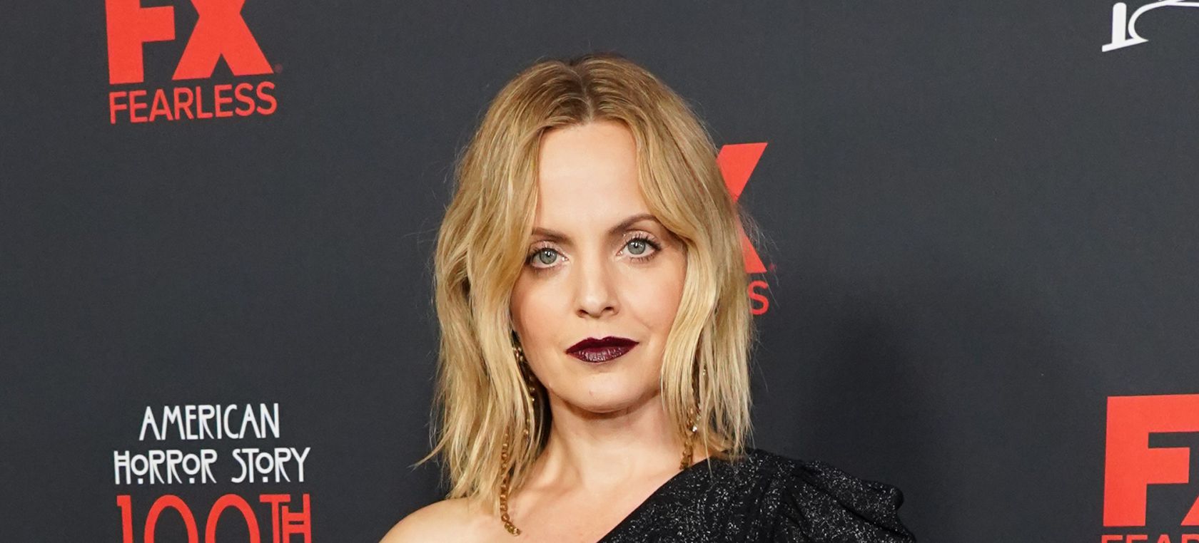 Mena Suvari (‘American Beauty’) muestra orgullosa la barriguita de su ...