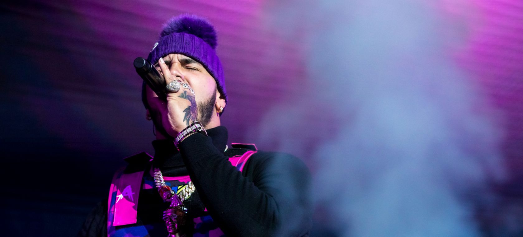 Anuel AA se levanta con ropa interior muy ajustada y sube la ...