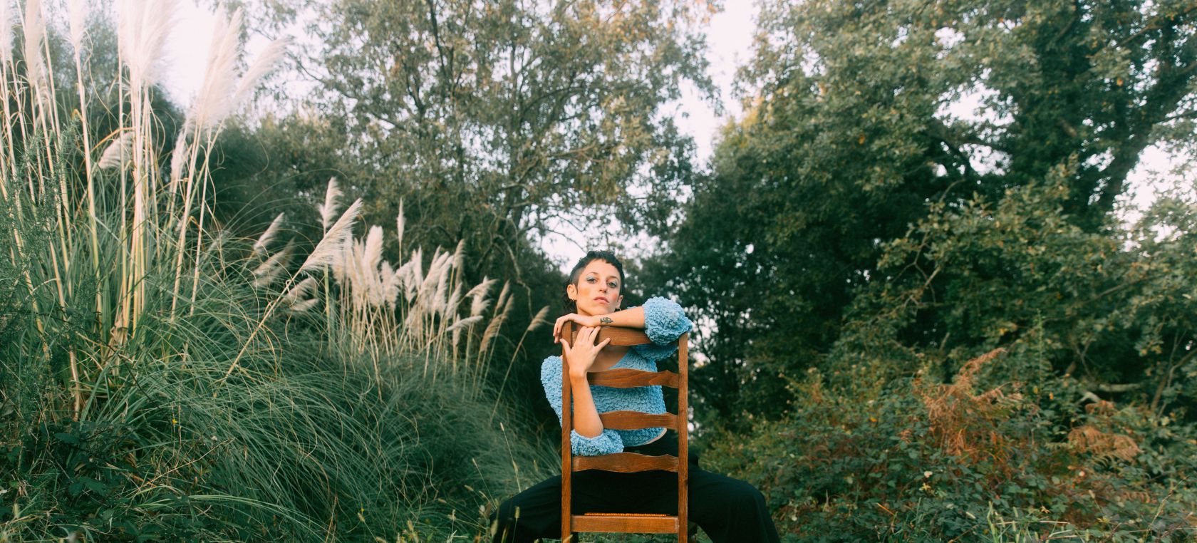 Momento de conocer mejor a Travis Birds, la cantante de series que se ...