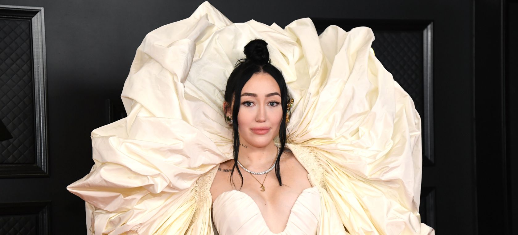 Noah Cyrus anuncia la fecha de su primer álbum mientras estrena la canción ‘I Burned LA Down ...