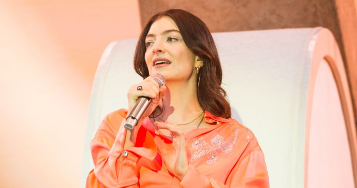 Lorde celebra el primer aniversario de ‘Solar Power’ con el último vídeo de ‘Oceanic Feeling ...