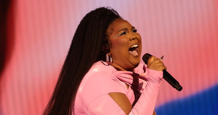 Lizzo se multiplica a sí misma y llena de color su actuación de ‘2 Be ...