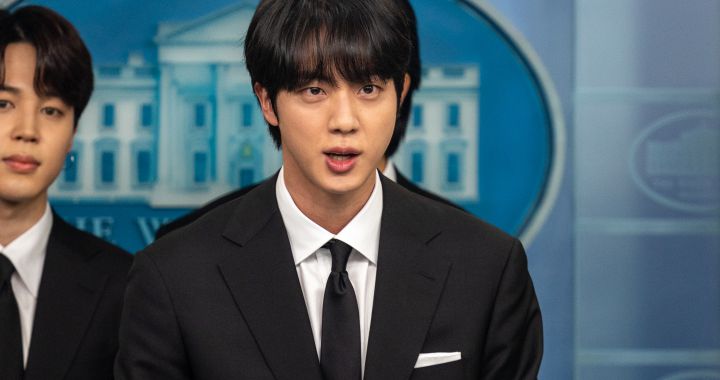 Jin (BTS) viaja al espacio en ‘The Astronaut’, el sencillo de su debut ...