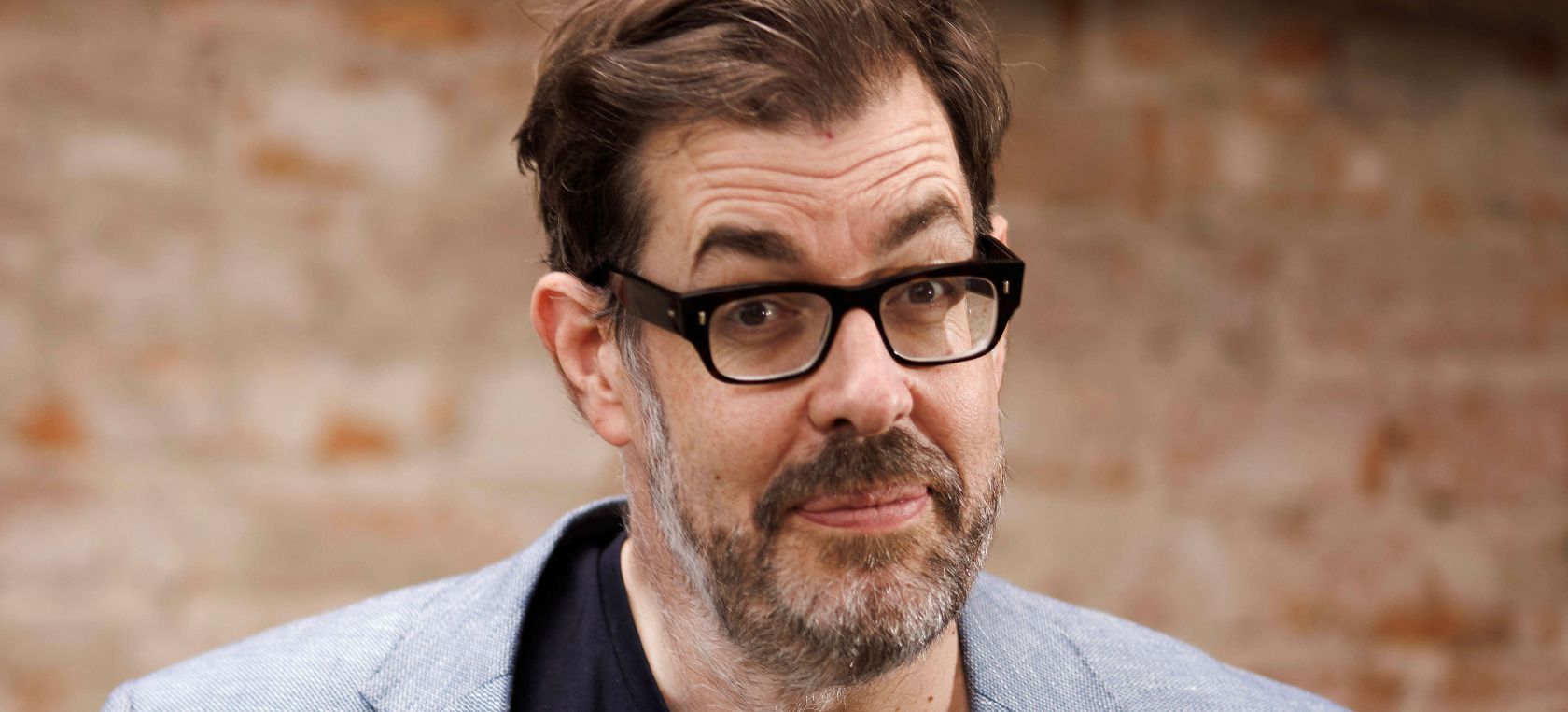 Richard Osman, el presentador de televisión, hermano del bajista de ...