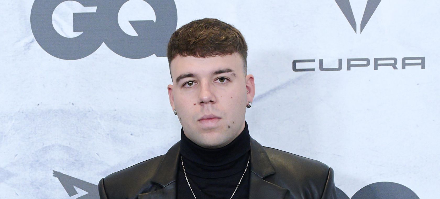 Un detalle en la gorra de Quevedo mientras presentaba su nueva colab ...