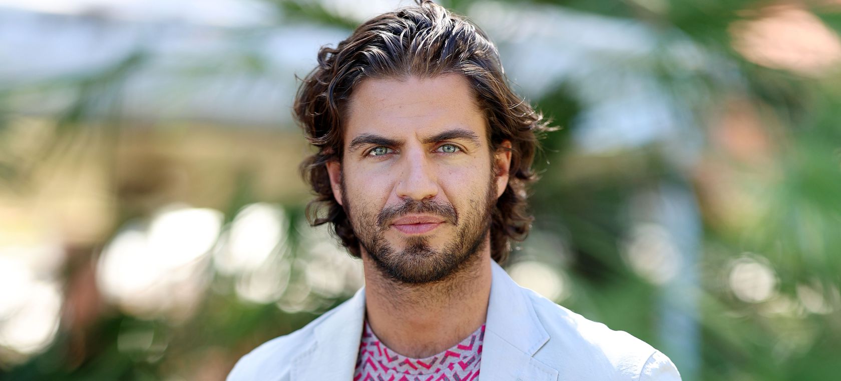 Maxi Iglesias, tan irresistible como siempre, sorprende con un nuevo ...