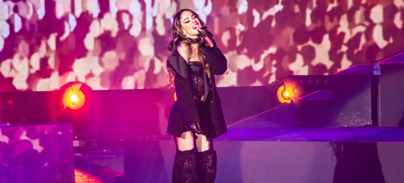 Tini se emociona cantando ‘Carne y hueso’ en directo | Música | LOS40