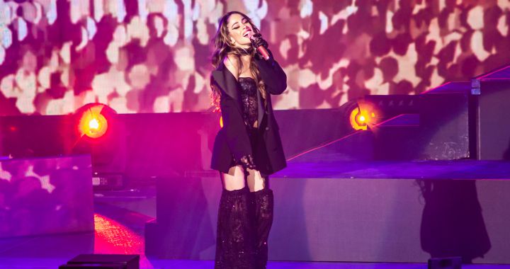 Tini se emociona cantando ‘Carne y hueso’ en directo | Música | LOS40