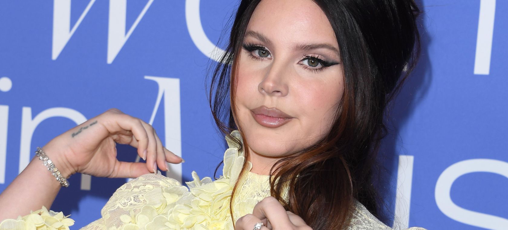 Lana del Rey vuelve a estar prometida casi tres años después de haber ...